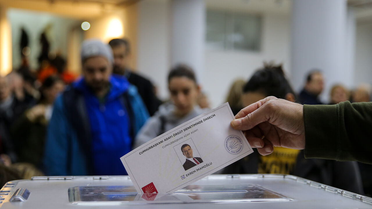 Aangehouden burgemeester van Istanbul is nu ook officieel door zijn ...