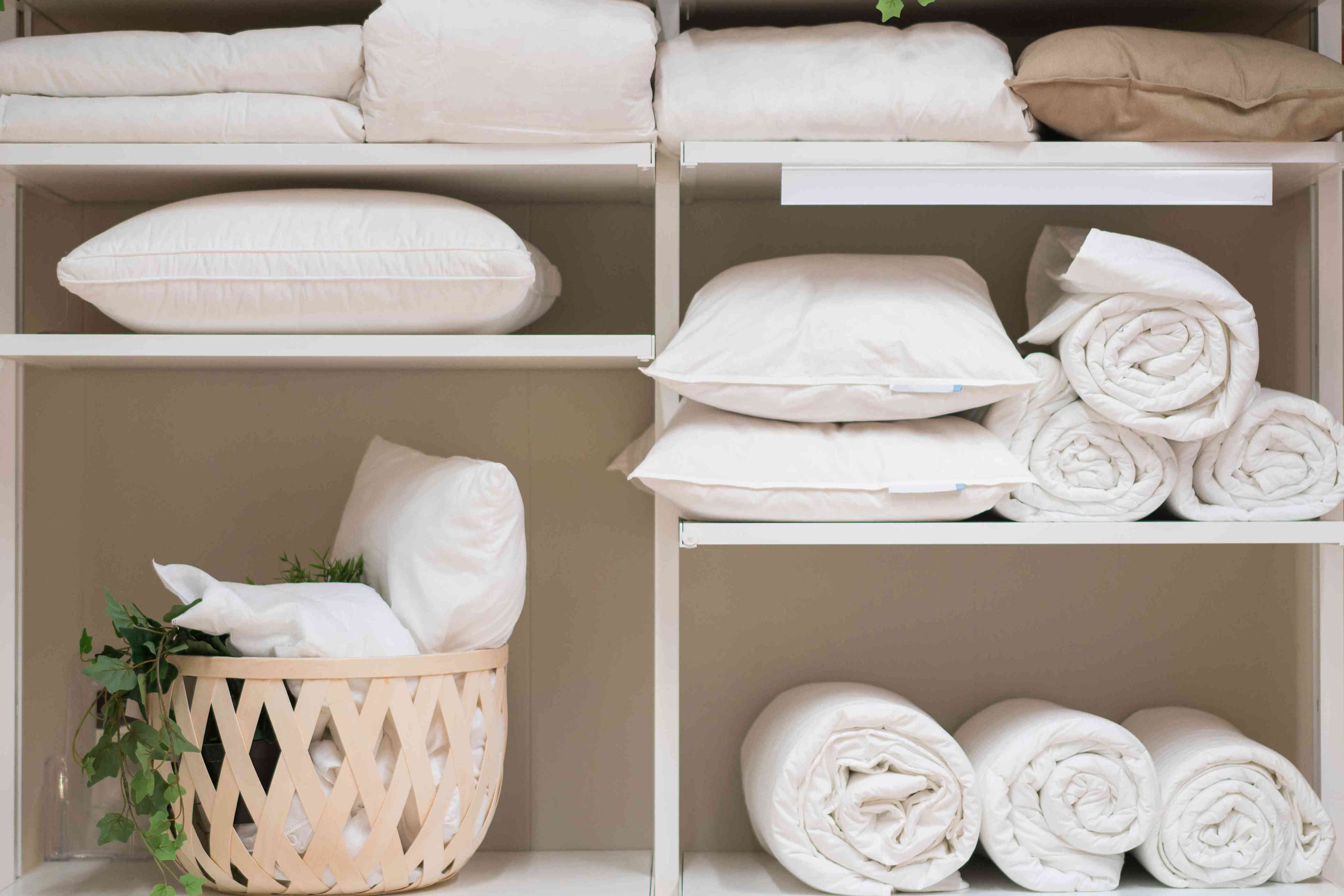 How to Effectively Wash Feather Pillows Without Damaging Them