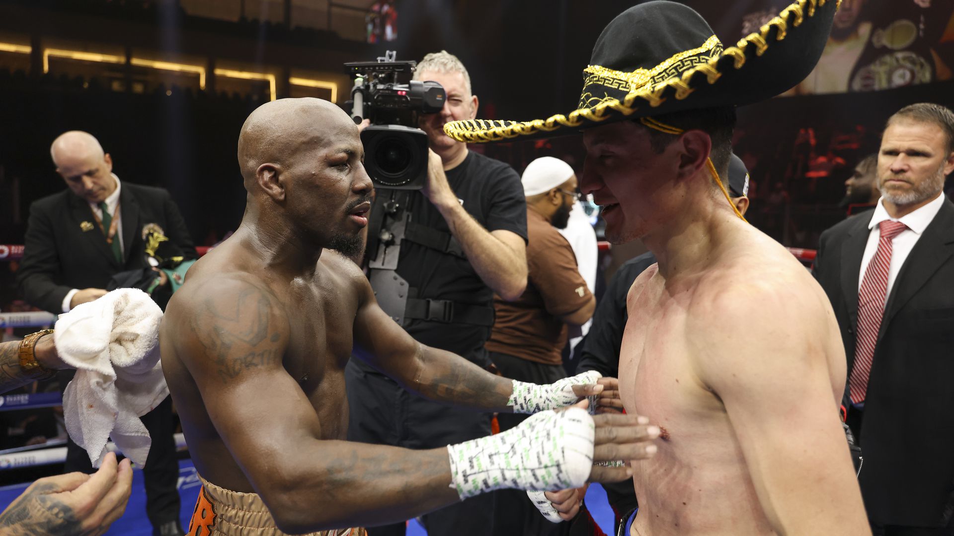 Boxing streaming and TV schedule for March 28 - 29