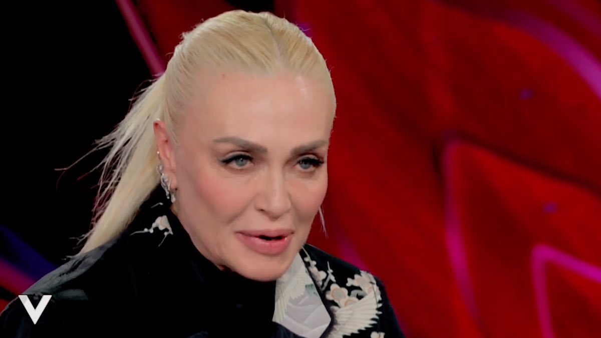 Paola Barale a Verissimo confessa: “Papà subisce la mancanza di mia mamma”