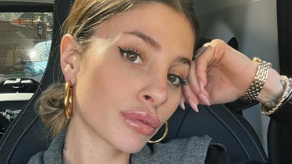 Chiara Nasti, Look casual-chic con la borsa griffata che vale oltre i 20 mila euro!