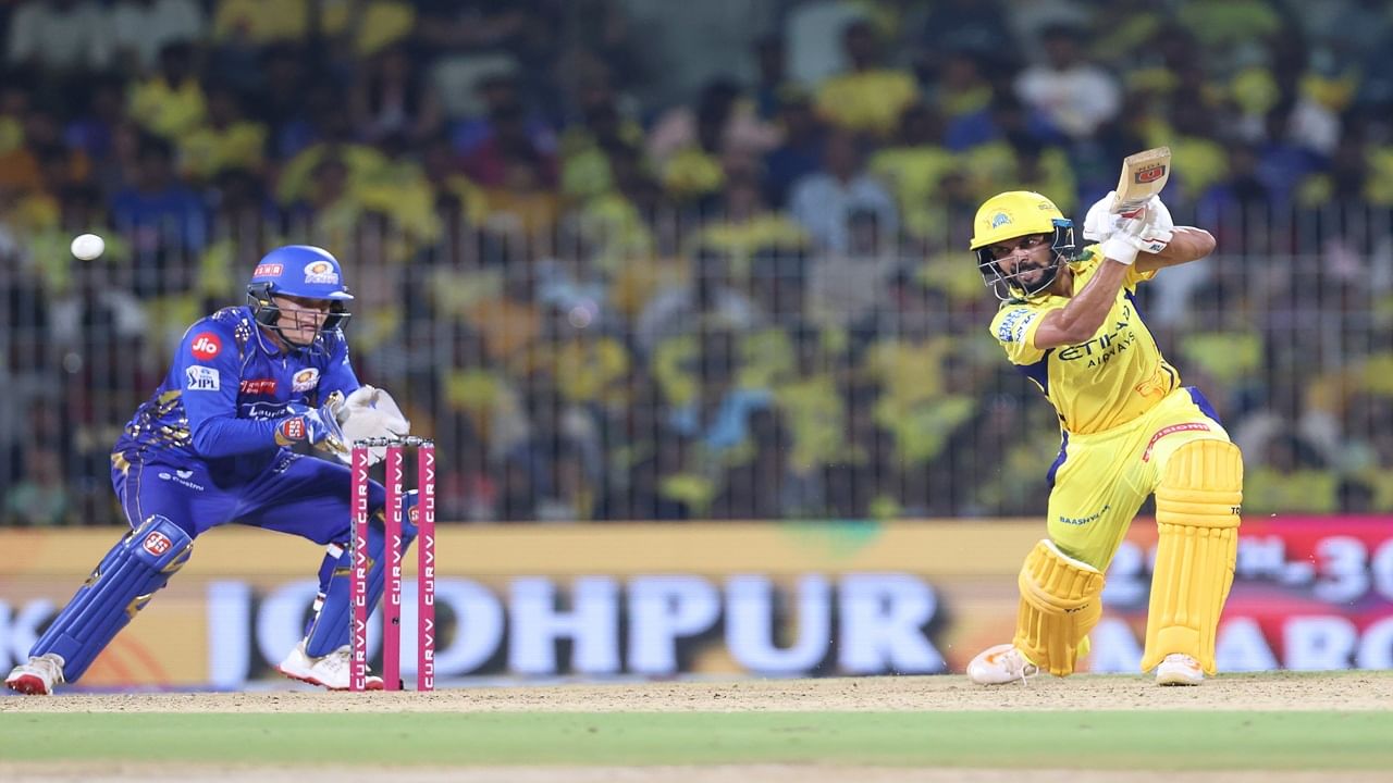CSK vs MI : 6,6,6,4,4,4,4,4,4, कॅप्टन ऋतुराज गायकवाडकडून कडक सुरुवात ...