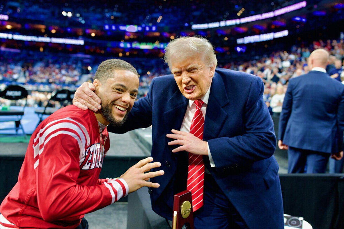 Trump draws cheers and boos as he attends NCAA wrestling championship ...