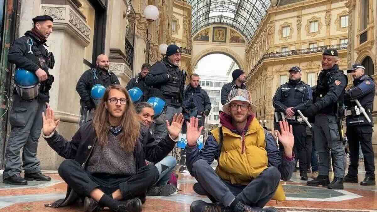 Ultima Generazione, il secondo blitz da Cracco (in salsa di pomodoro ...