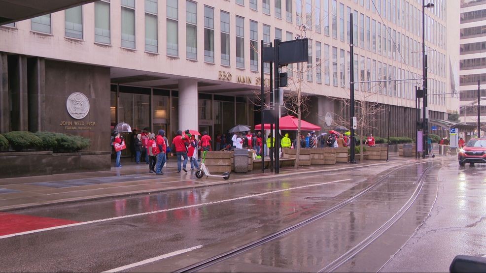 Postal workers protest in Cincinnati against USPS shift to Department ...