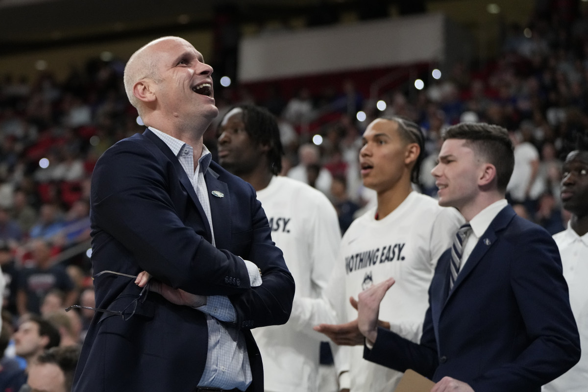 Dan Hurley offers advice to newly engaged UConn alum Donovan Clingan
