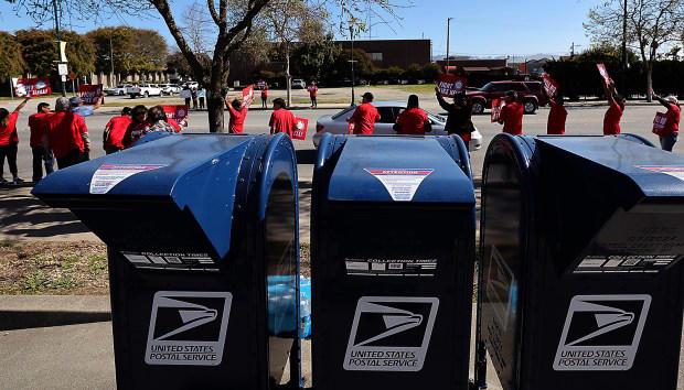 Watsonville postal workers rally against proposed privatization