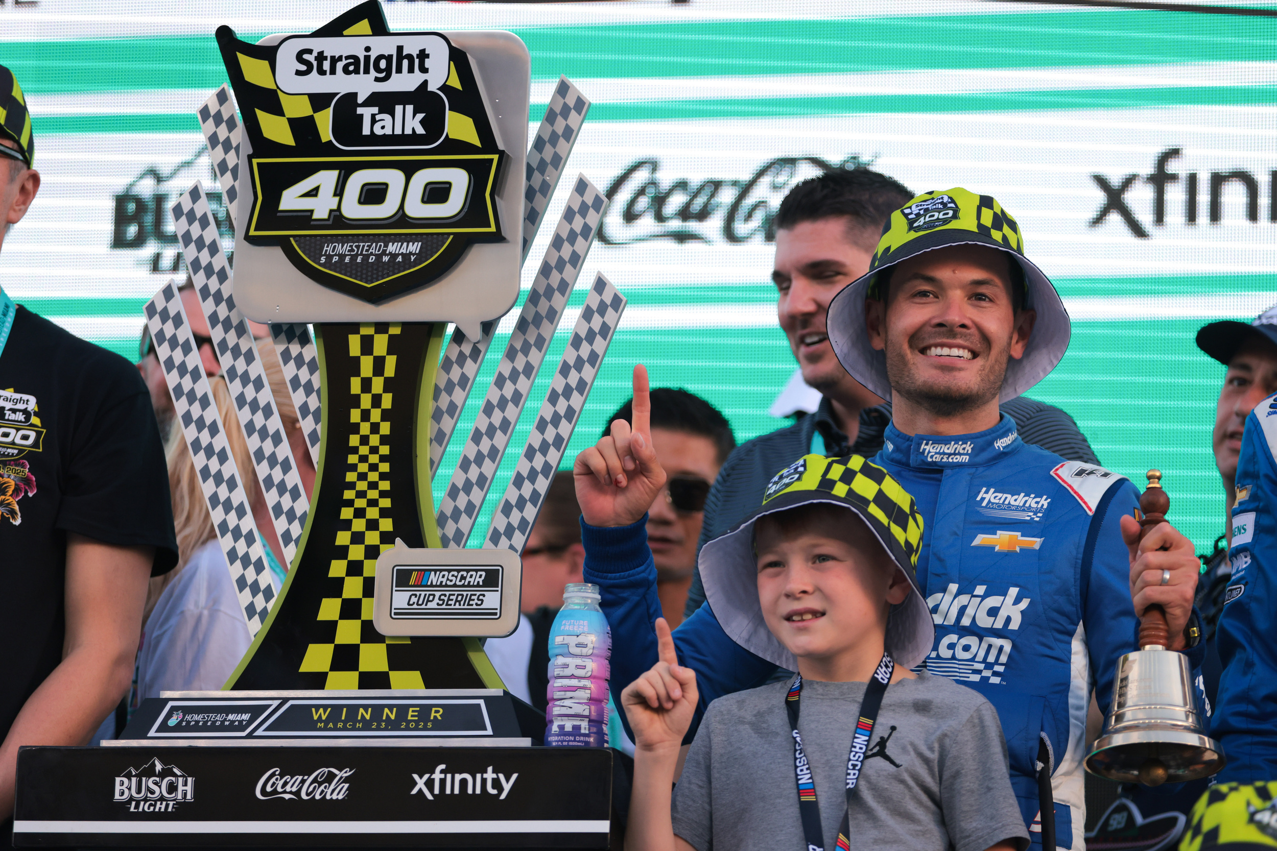 Kyle Larson stages late charge to win Straight Talk Wireless 400 at ...