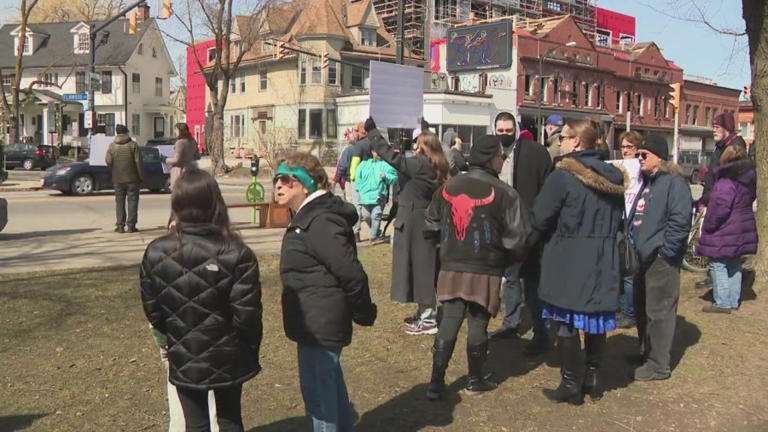 Postal workers protest job cuts and privatization plans, seek new contract