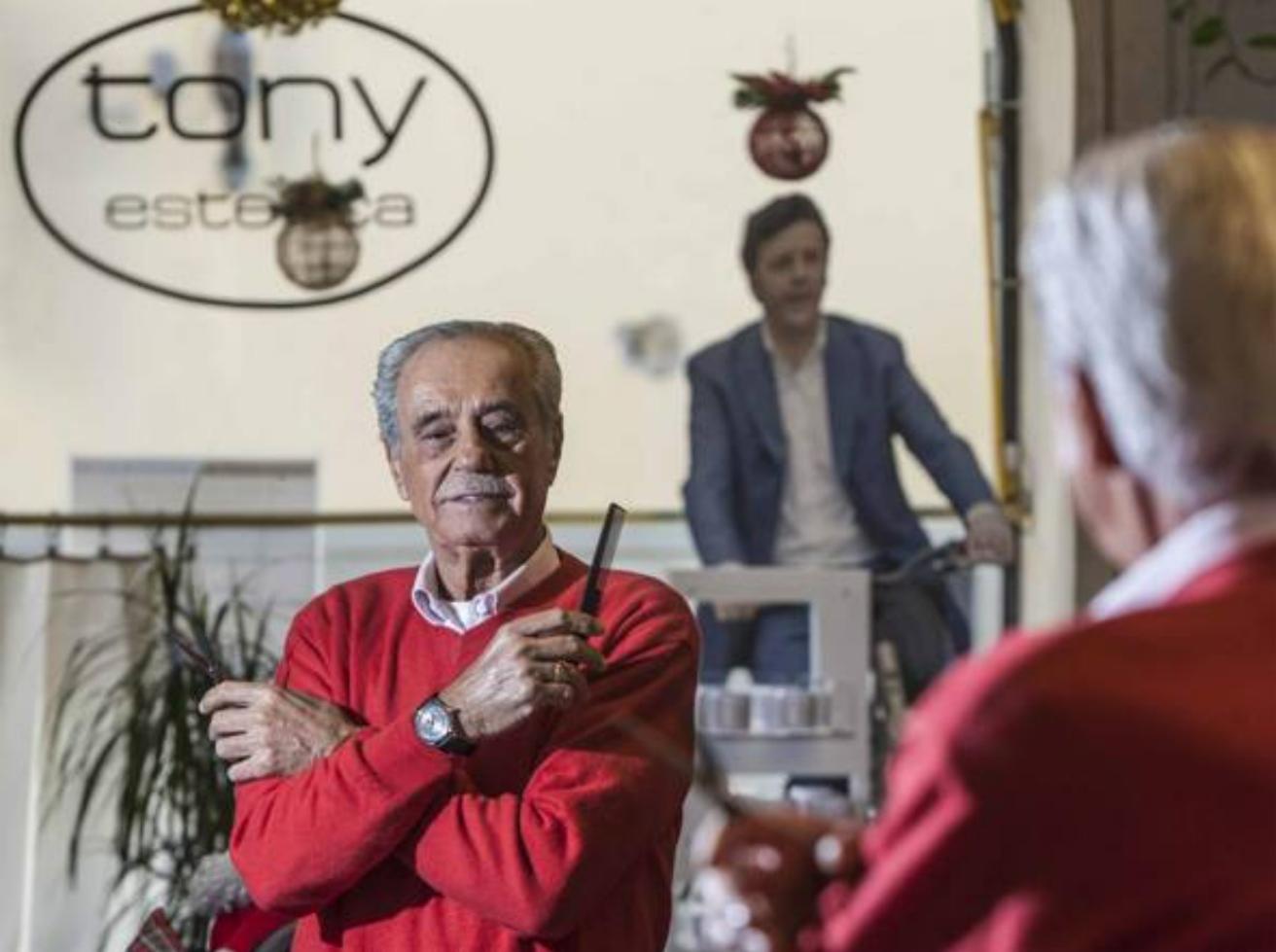 Morto Tony Salvi, lo storico barbiere di Renzi: aveva 87 anni