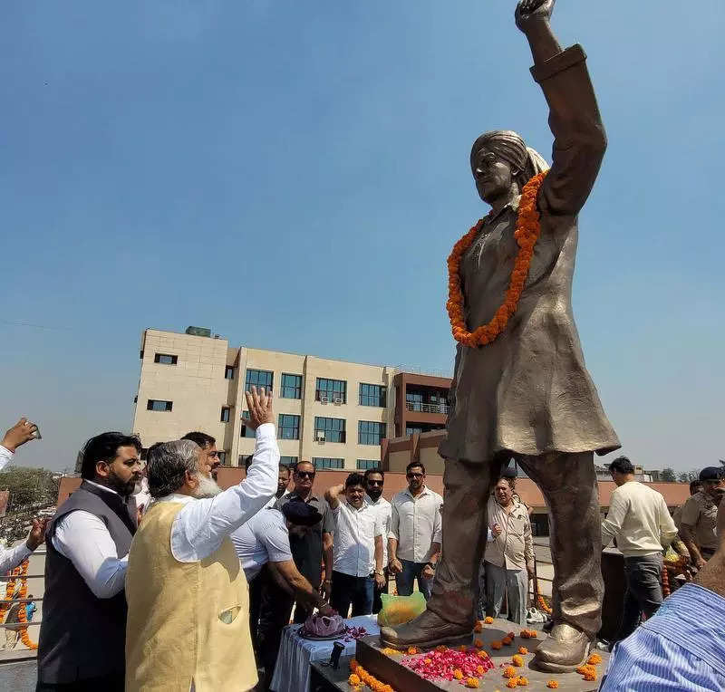 ‘Had Gandhi went on hunger strike for Bhagat Singh, he could have seen ...