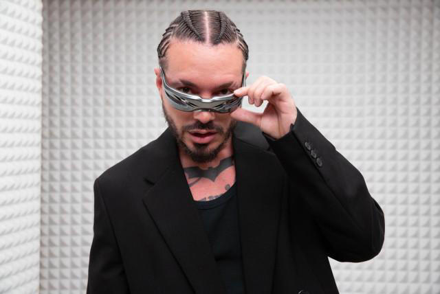 J Balvin causa furor en redes al llevar a su hijo Río a su primer ...