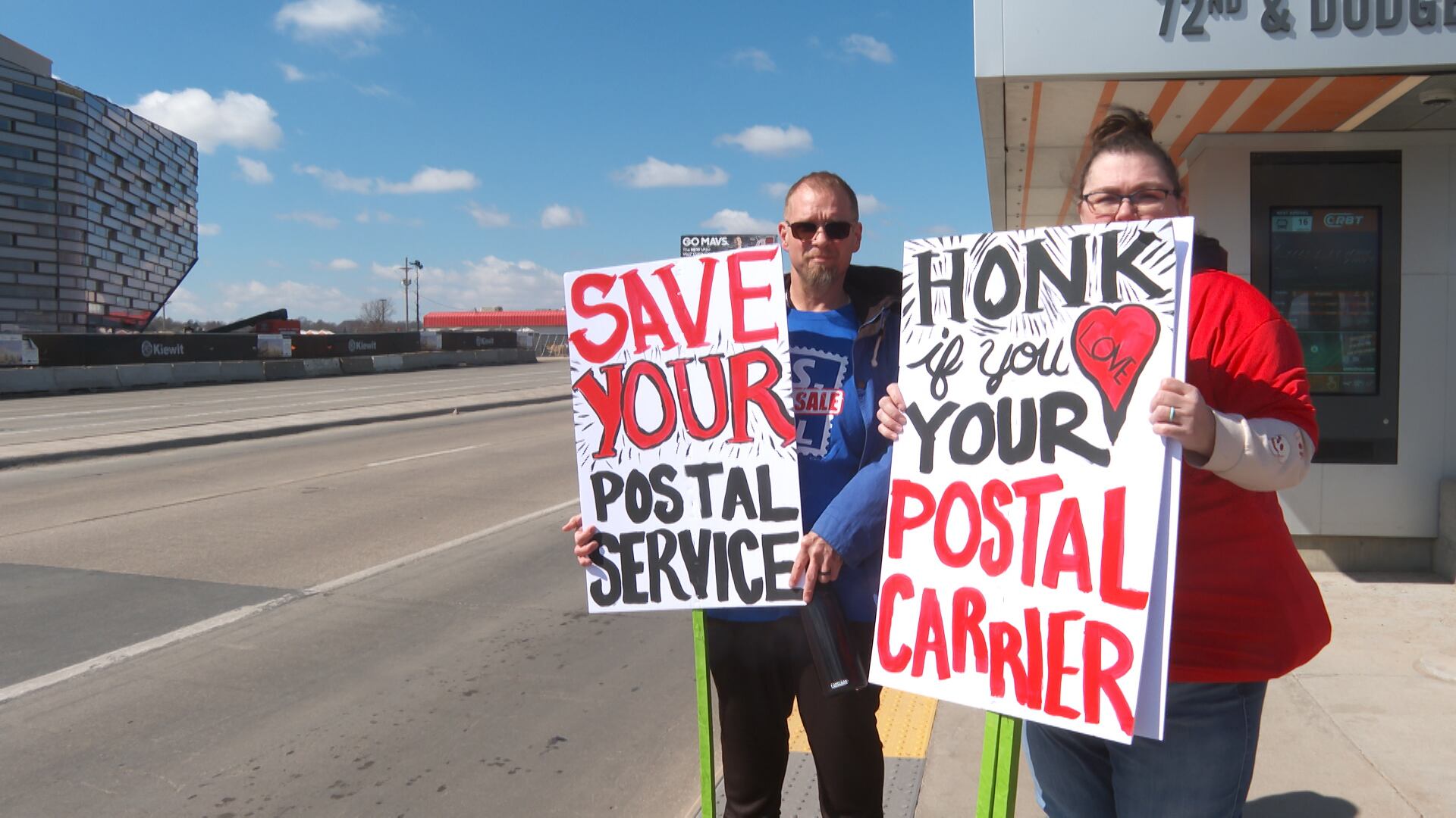Omaha letter carriers protest Post Office privatization