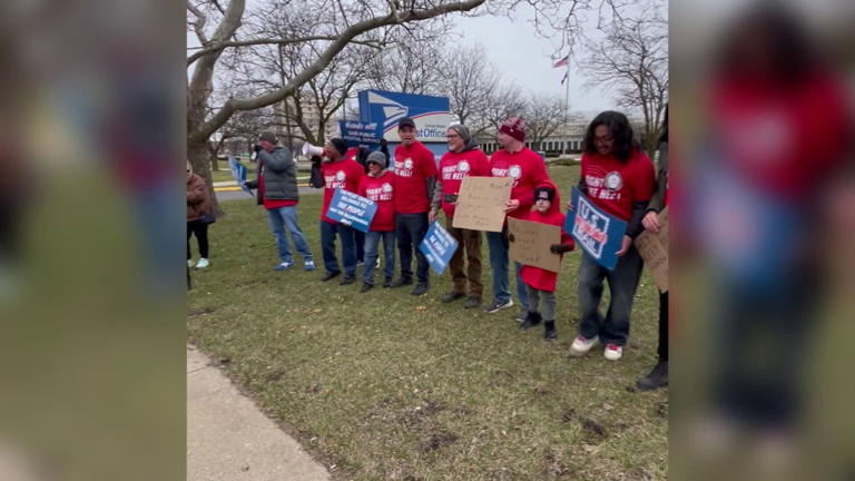 Postal workers in South Bend rally against potential cuts to USPS