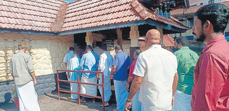 Devotees defy custom, offer prayers at Pathananthitta temple with shirts on