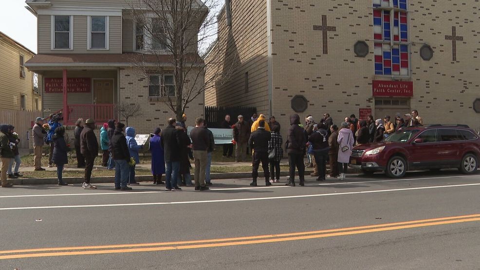 Vigil honors Daniel Prude as advocates push for mental health response ...