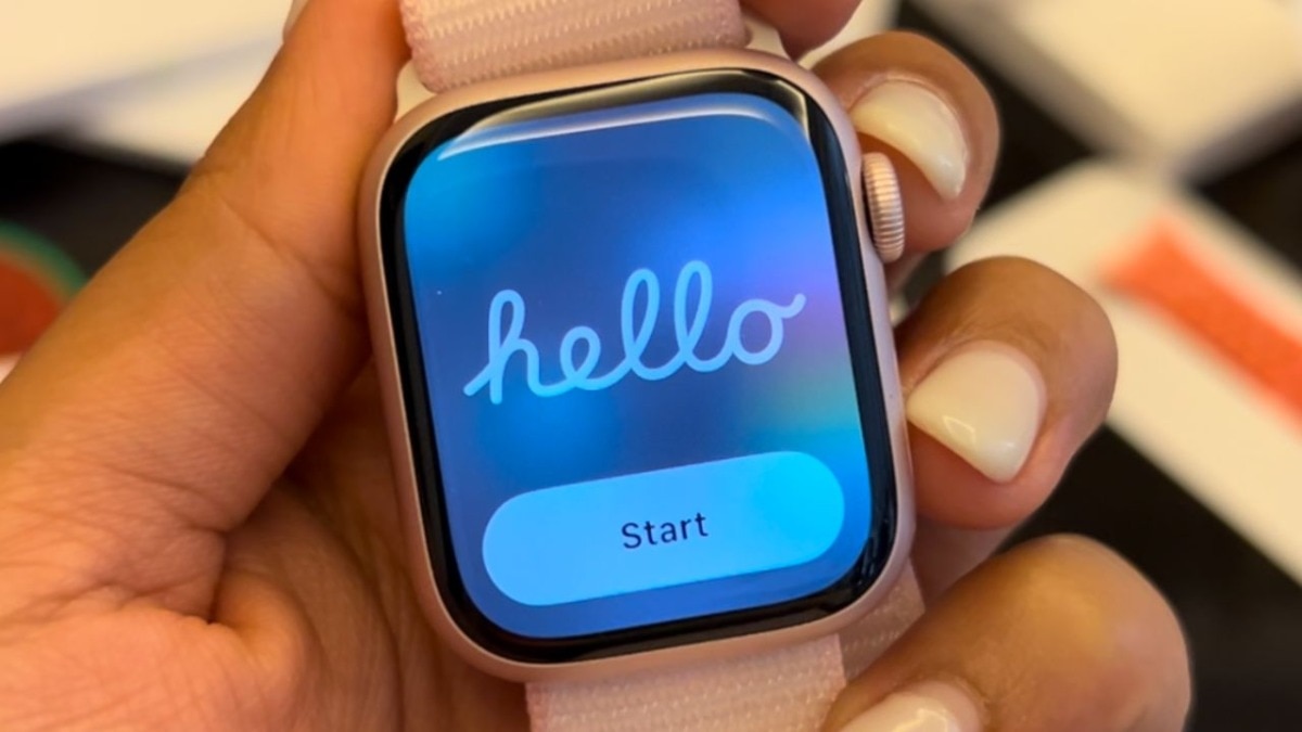 Apple Watch may soon come with built-in camera to power AI features