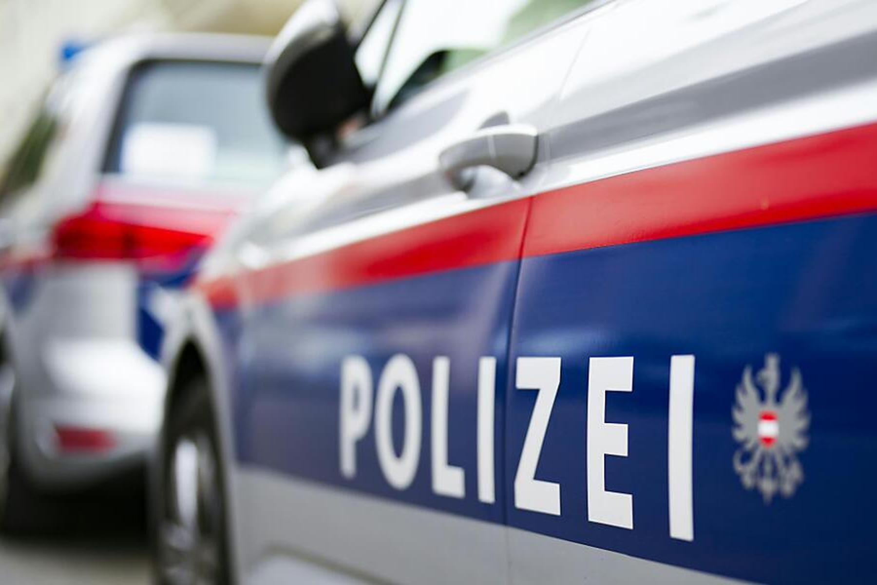 100 km/h in Fußgängerzone: 34-Jähriger raste mit Auto auf Polizisten zu