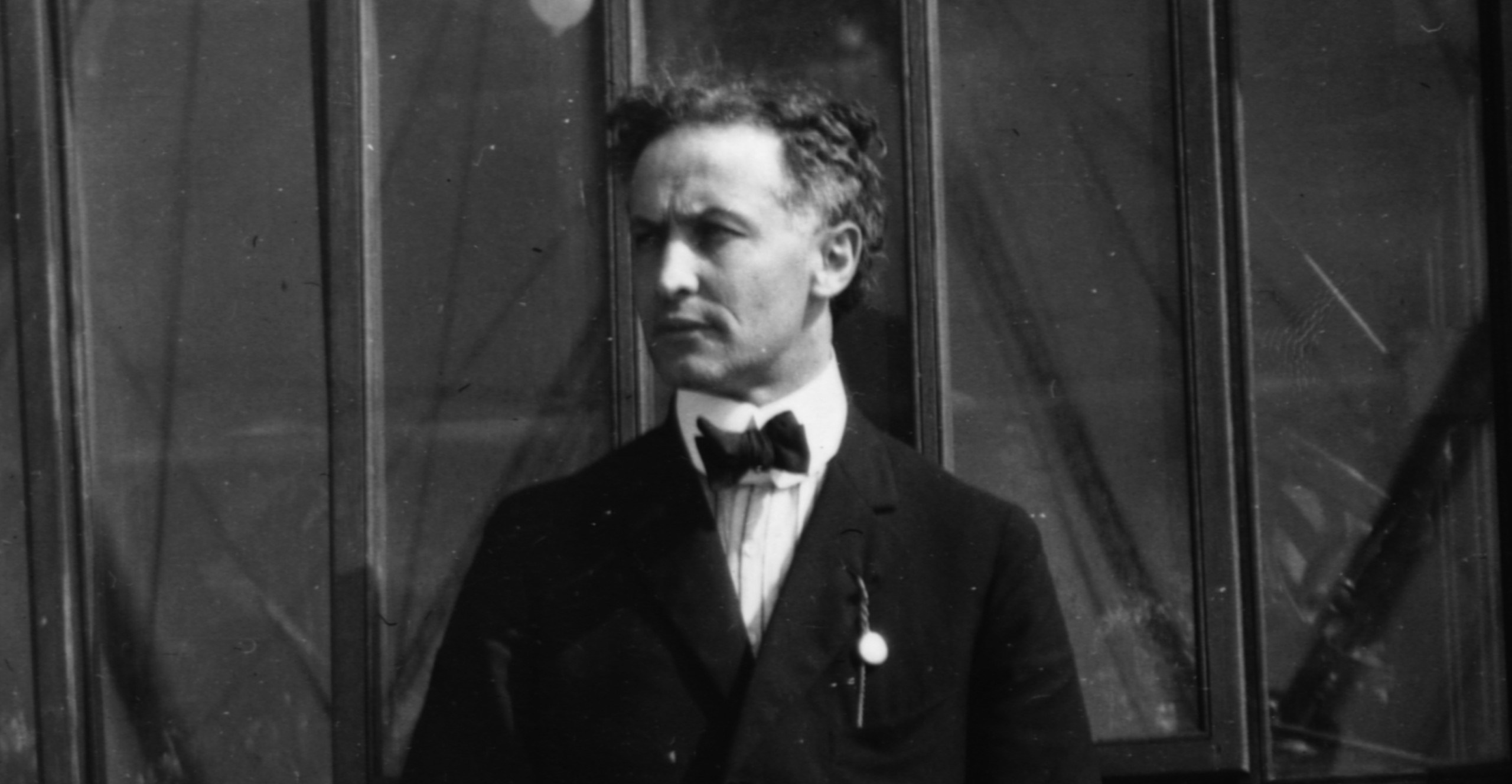 Magical facts about Harry Houdini and his illusions Magical facts about Harry Houdini and his illusions