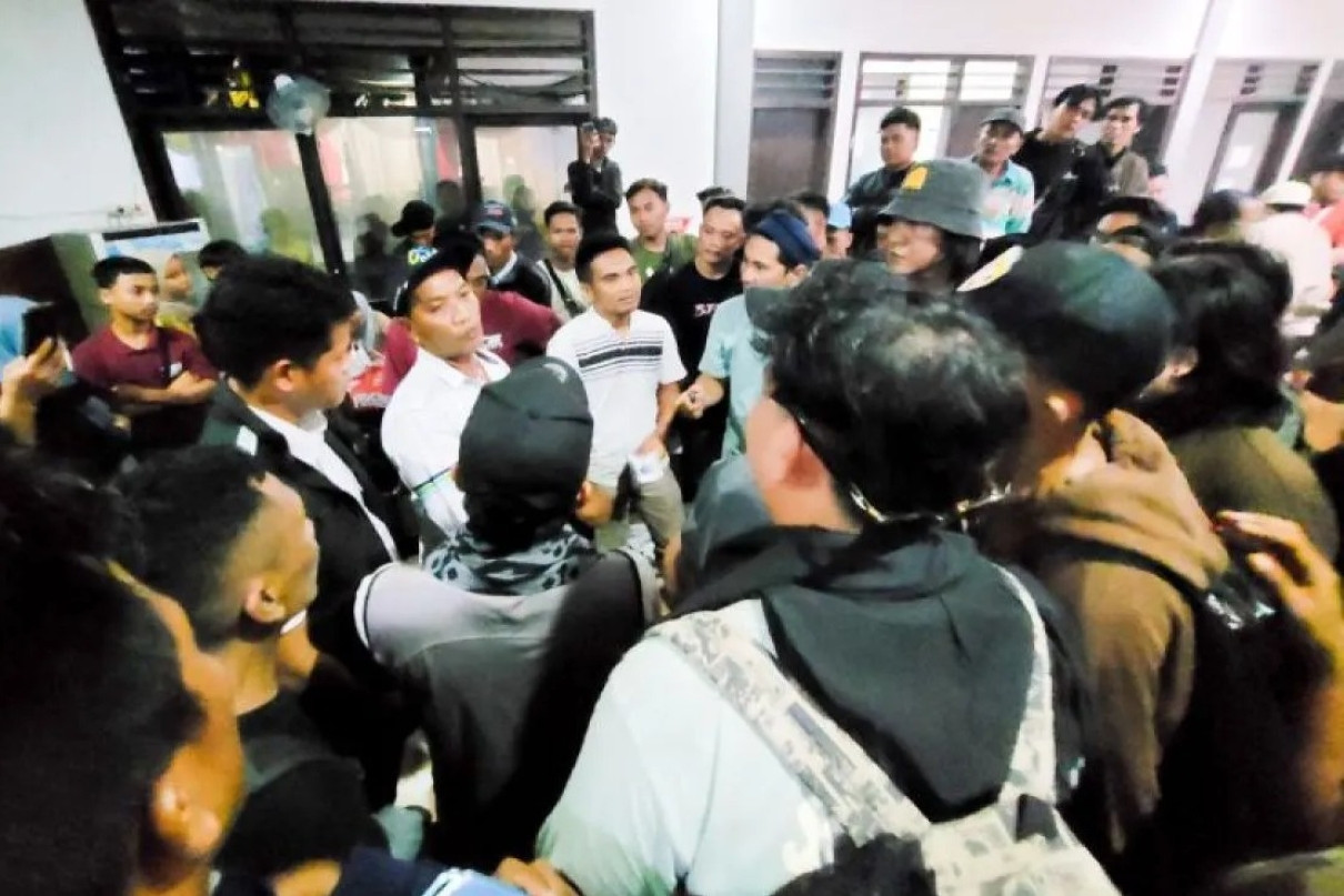 Tiket Ditolak, Pemudik Raas Cekcok dengan Petugas ASDP di Pelabuhan Jangkar