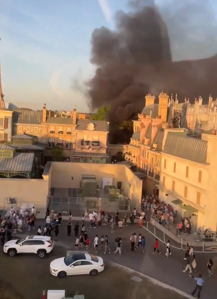 Enormous fire at Walt Disney World forces hundreds to evacuate