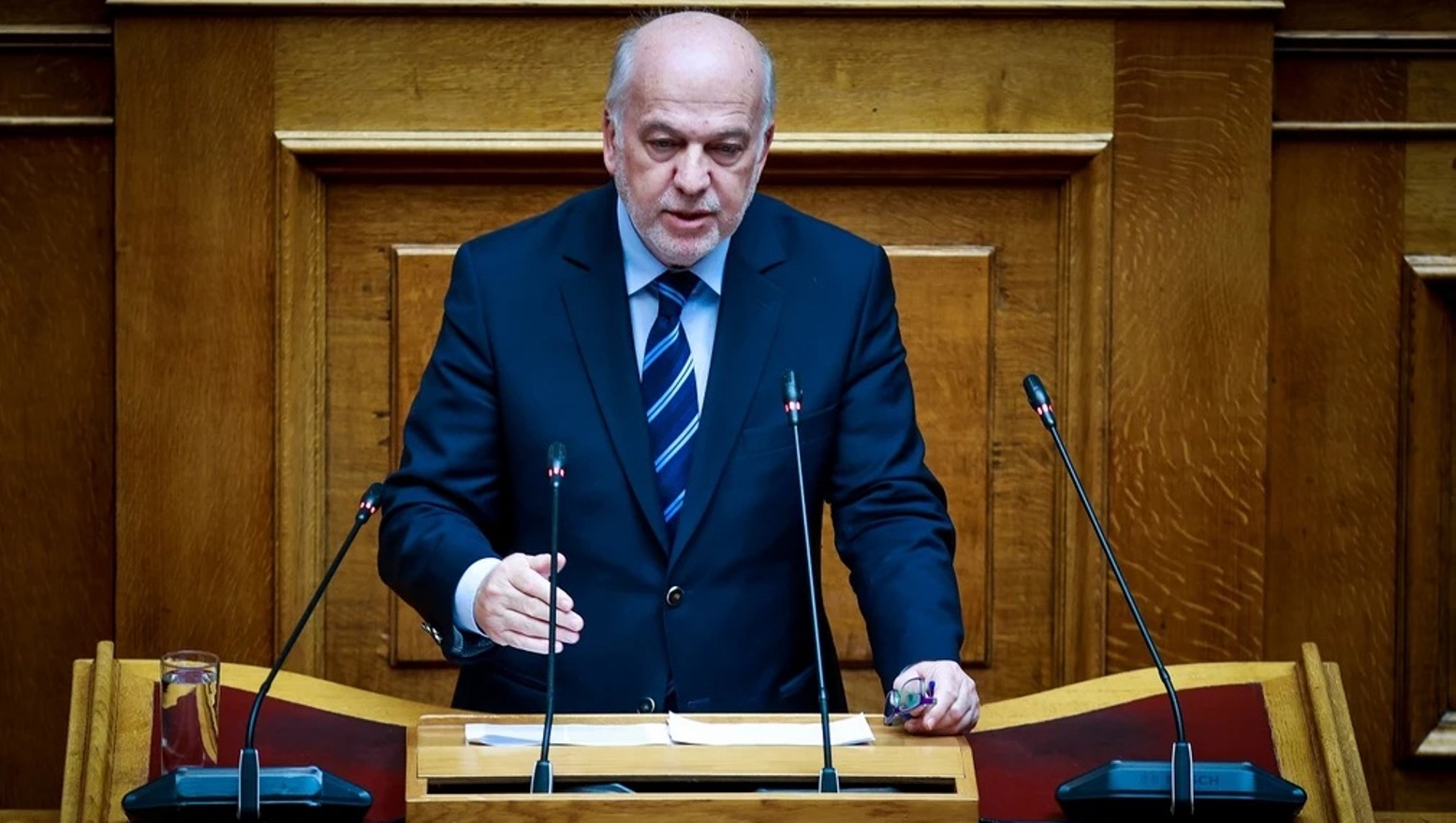Στα ύψη η ένταση στη Βουλή: «Δεν έχουμε μουσολινικό πολίτευμα» – Η ...