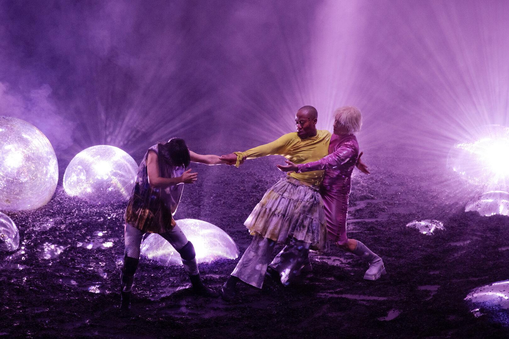 Meg Stuart „Glitch Witch“: Rave-Party in dystopischer Planetenlandschaft