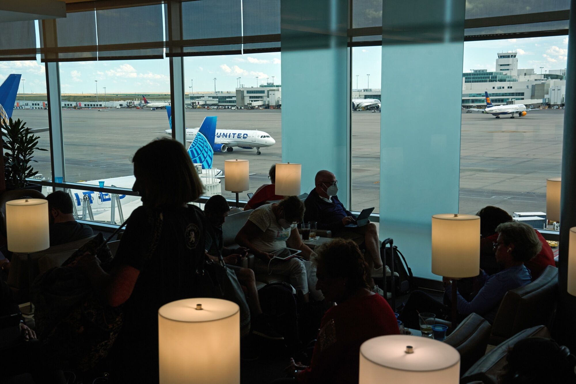 United Air Hikes Airport Lounge Fees in Bid to Curb Overcrowding