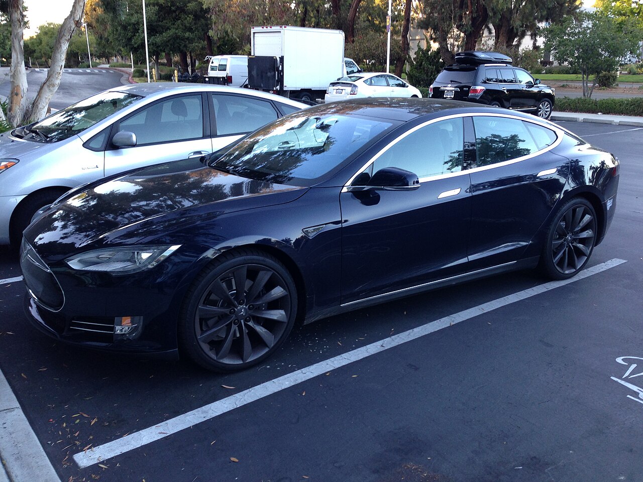 Kändisar vänder sig mot Tesla – bojkott och vandalism sprids