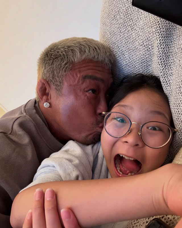 Choo Sung Hoon kisses his daughter Chu Sarang..It's exactly the same as ...