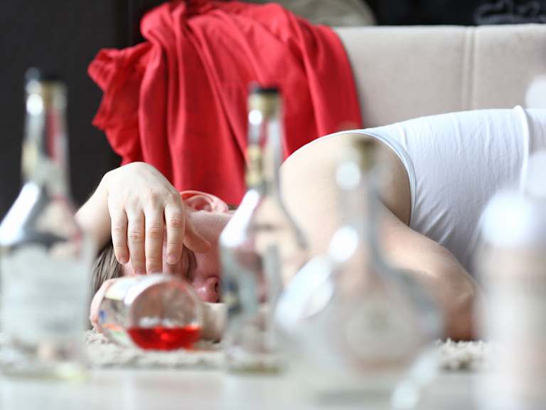 Alkoholvergiftung: Symptome erkennen und Hilfe leisten