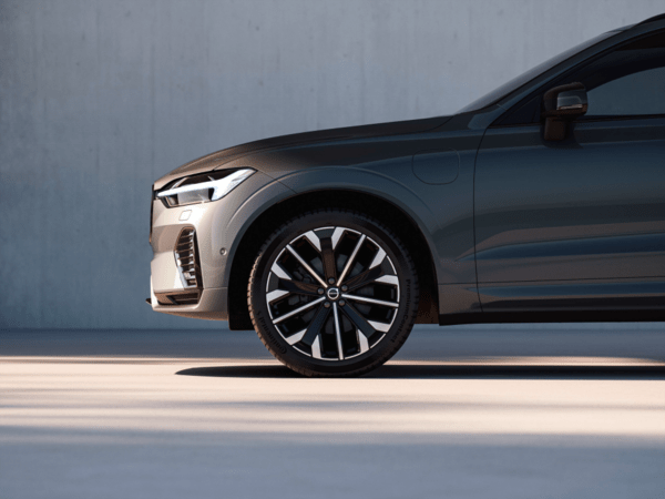 Next-Gen Volvo XC60 Packs a Punch with New T6 PHEV and Updated Design