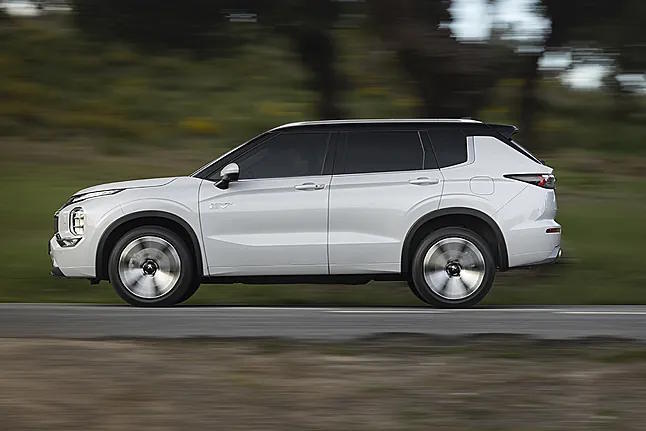 Driving the Mitsubishi Outlander PHEV: the return of the first plug-in ...