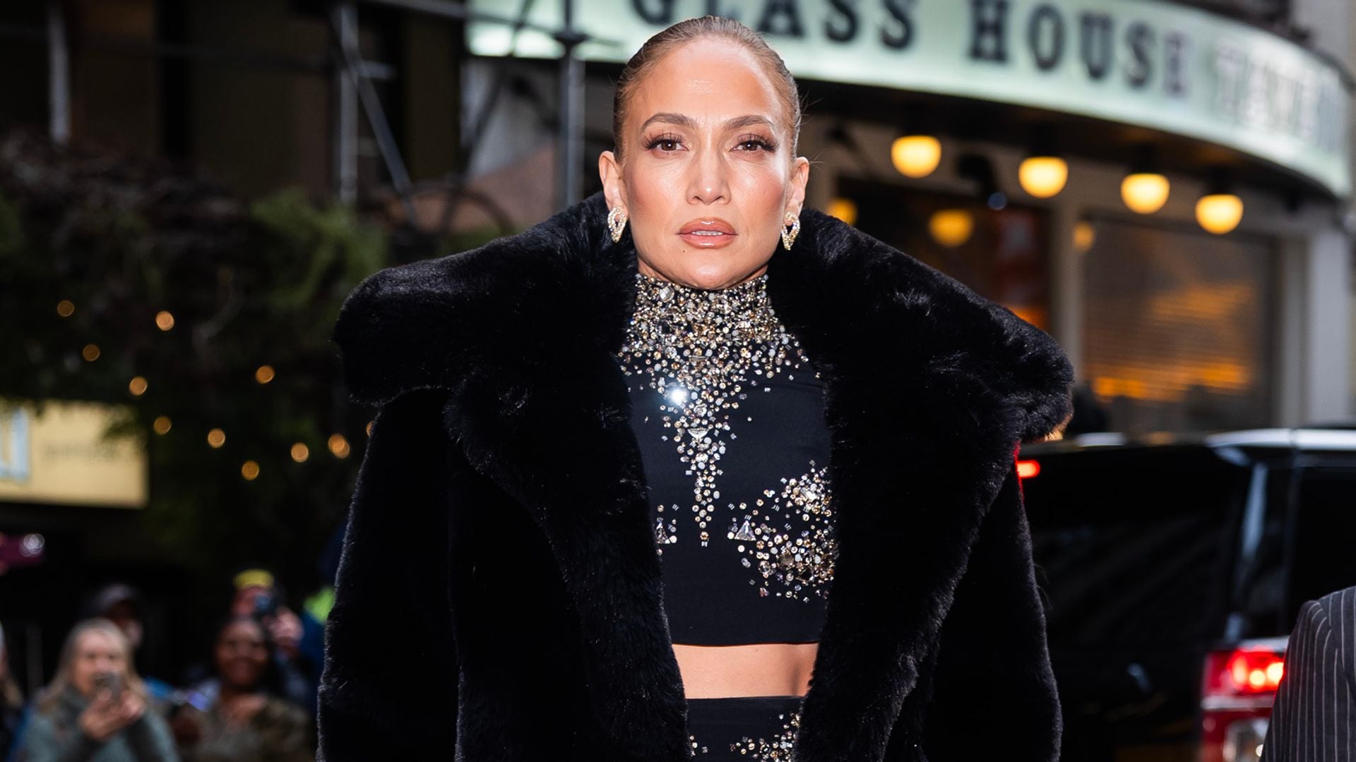 El espectacular look de Jennifer Lopez con el que ha lucido abdominales ...