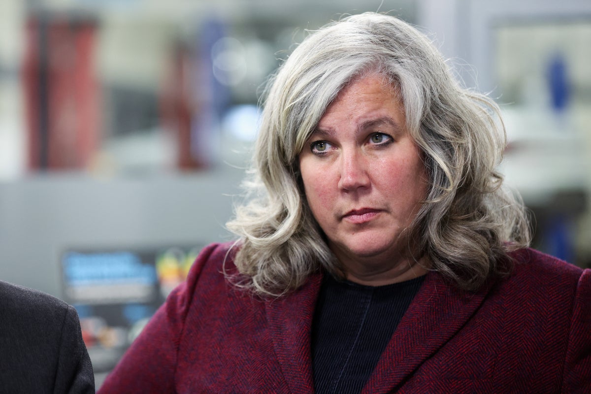 Minister ‘too busy’ for concerts amid Reeves row over Sabrina Carpenter ...