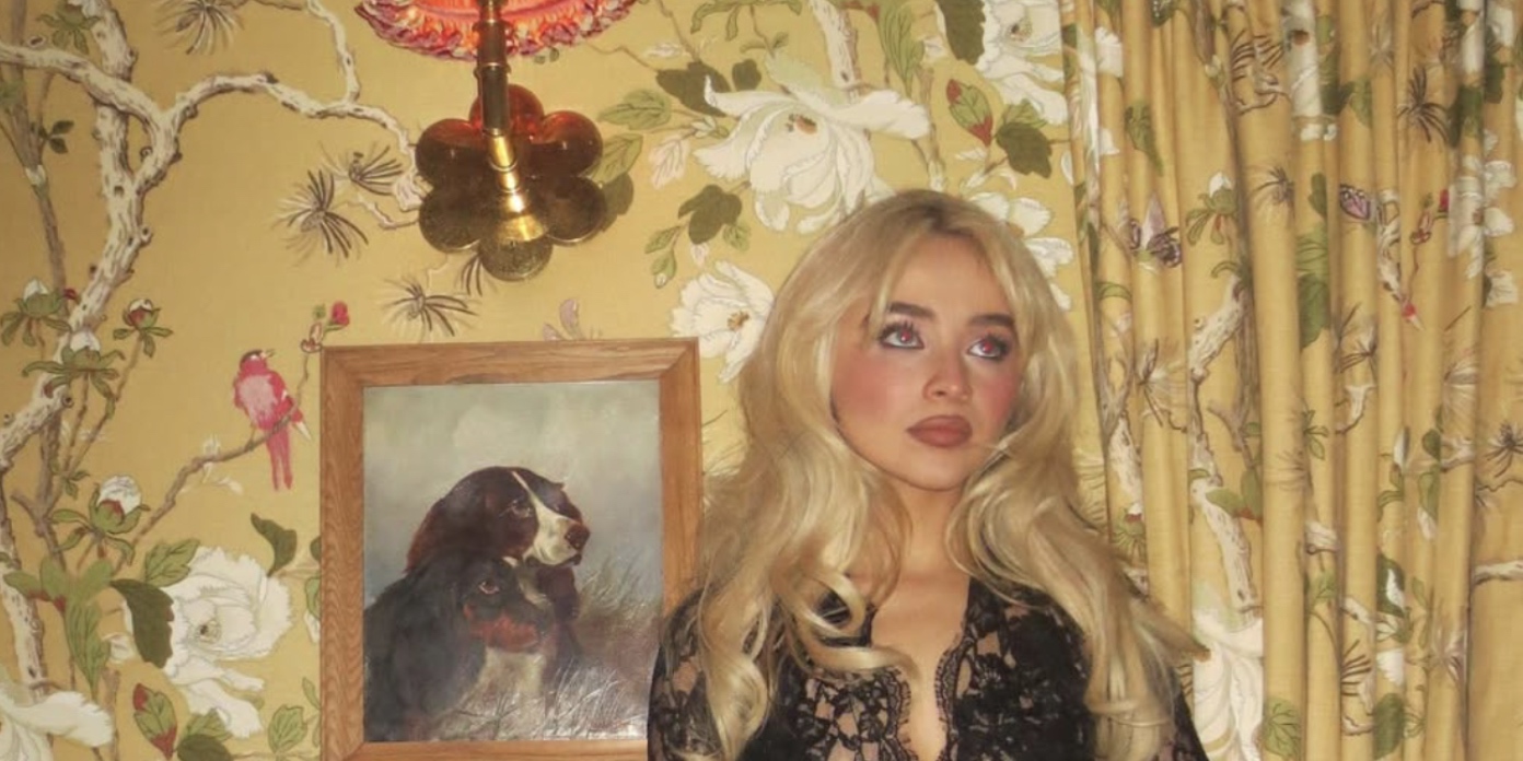 Sabrina Carpenter skinner i en ren hvid kjole