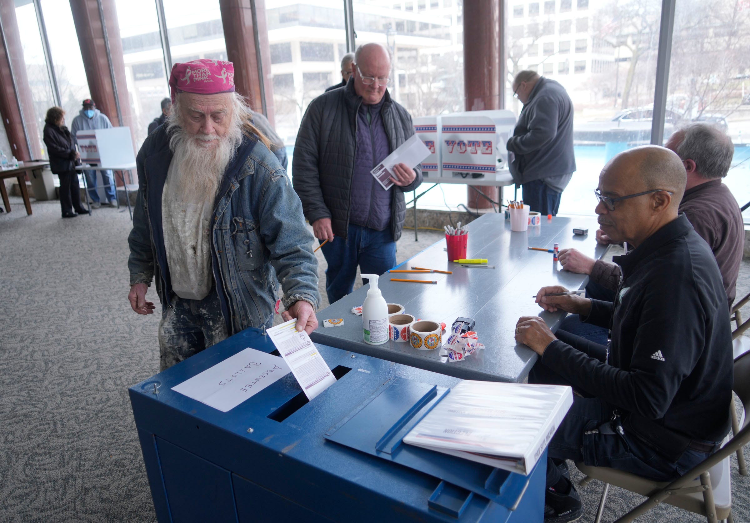 Early voting surpasses 500,000 in Wisconsin's election featuring ...
