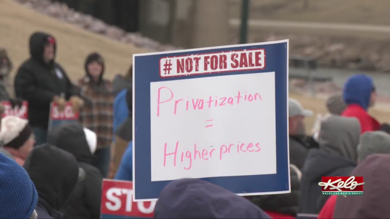 Over 100 postal workers protest in Sioux Falls