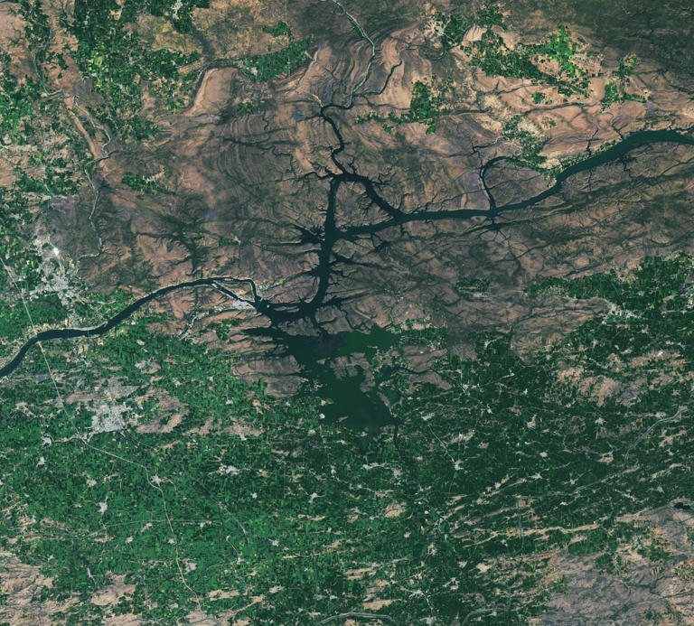 NASA Image Reveals How Floating Solar Panels Change Lake