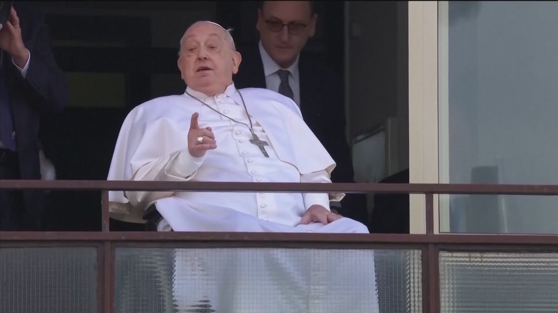 Crowds welcome back Pope Francis after release from hospital