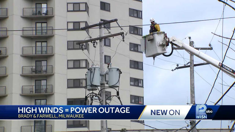 Strong winds cause hundreds of power outages throughout Milwaukee