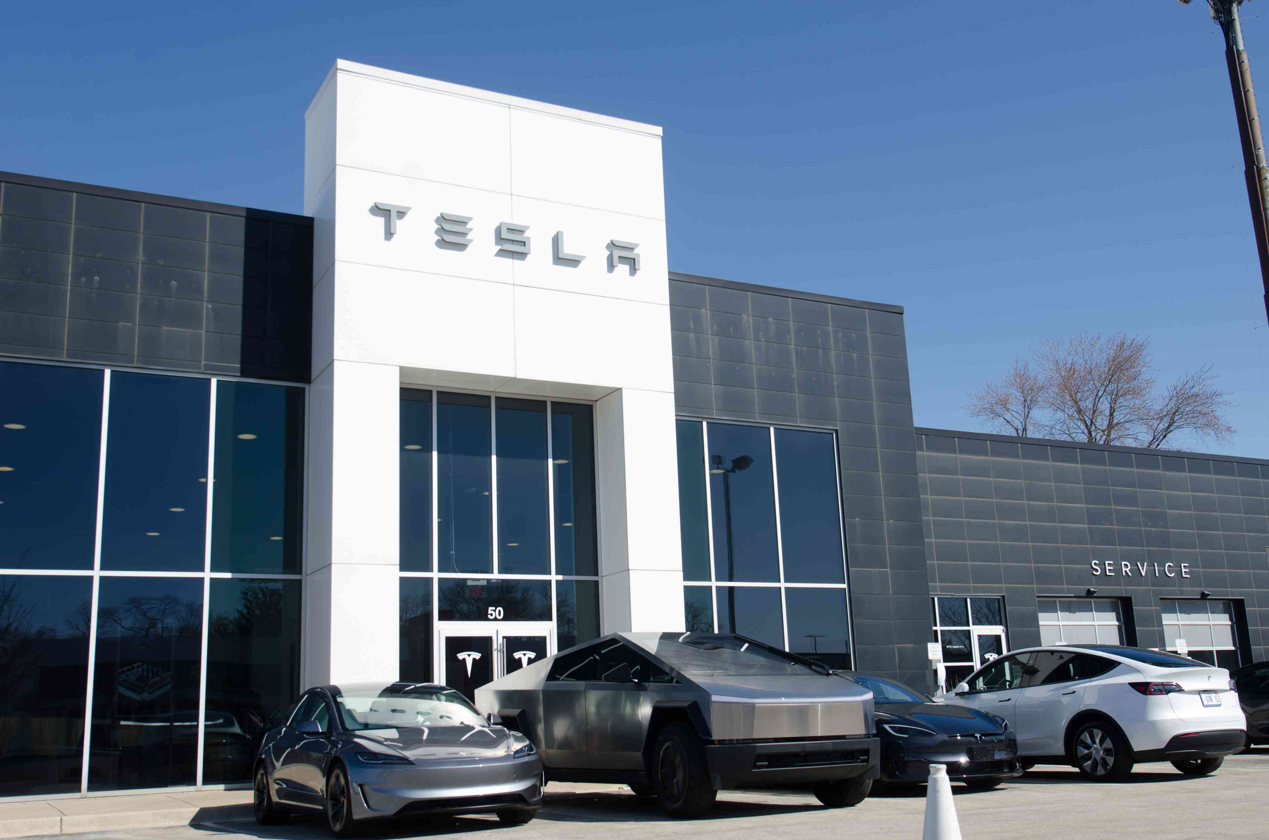 Tesla Stock Pops Monday, Extending Friday's Gains