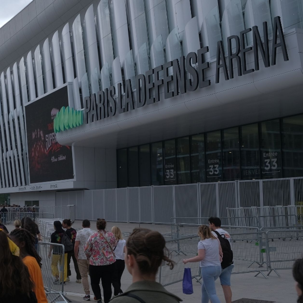 "On va faire un très gros show", cet humoriste et acteur est le premier ...