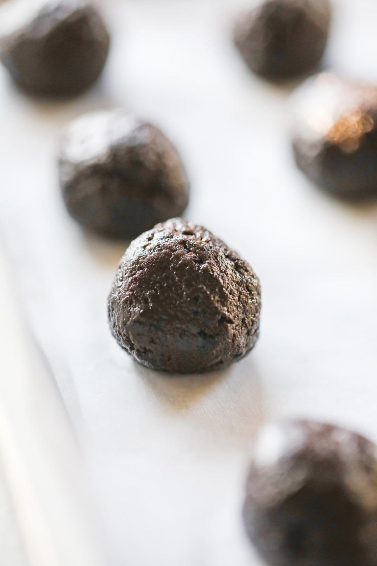 Easy no-bake Oreo cheesecake balls with just three ingredients