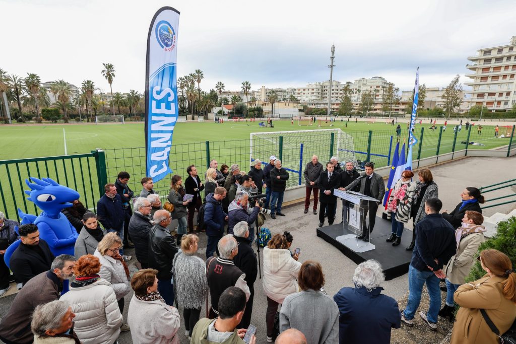 Cannes : la tribune de ce stade porte désormais le nom d’une légende du ...