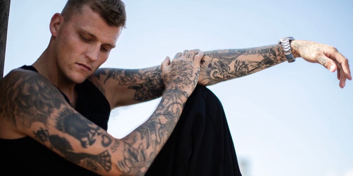 Bag tatoveringerne gemmer sig en barsk fortælling: Sebastian Bull ...