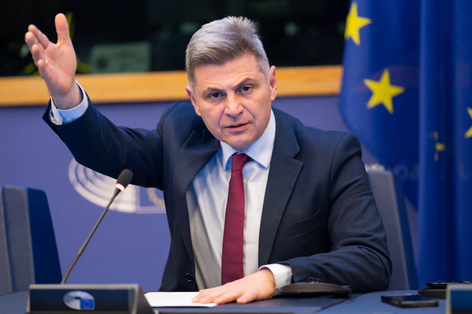 Επίθεση Φαραντούρη στον Ακάρ μέσα στο Πολωνικό Κοινοβούλιο! «Καμία ...