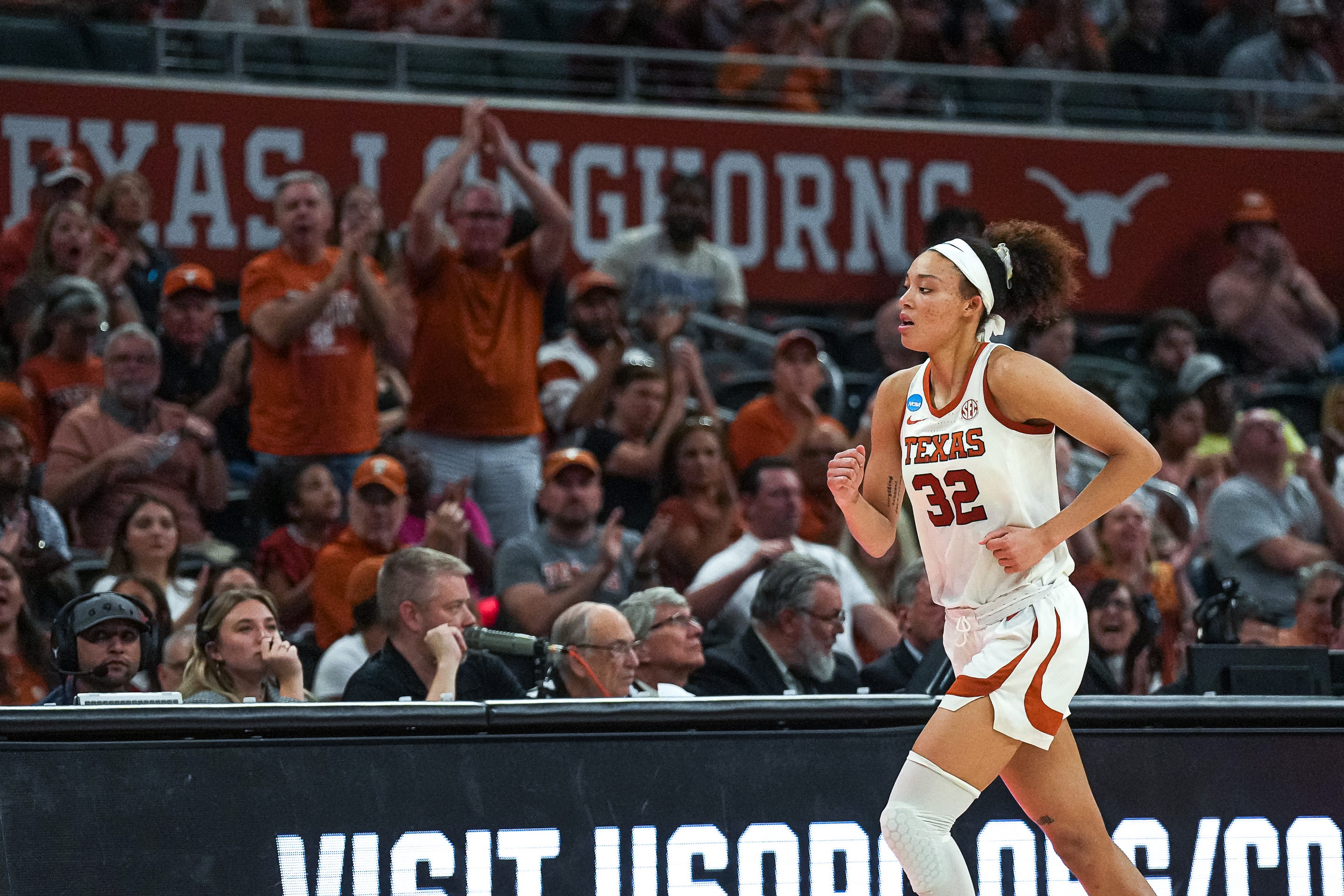 Texas basketball: Starting forward Ndjakalenga Mwenentanda enters NCAA ...