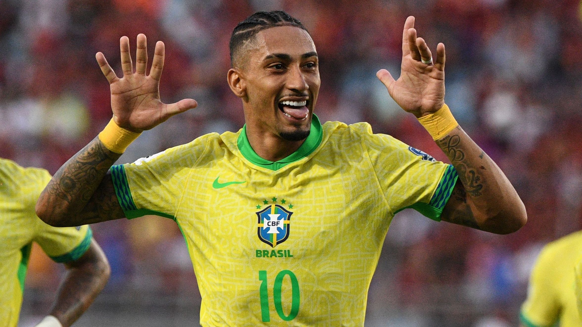 “Porrada neles” foi Romário falando através de Raphinha – falta agora ...