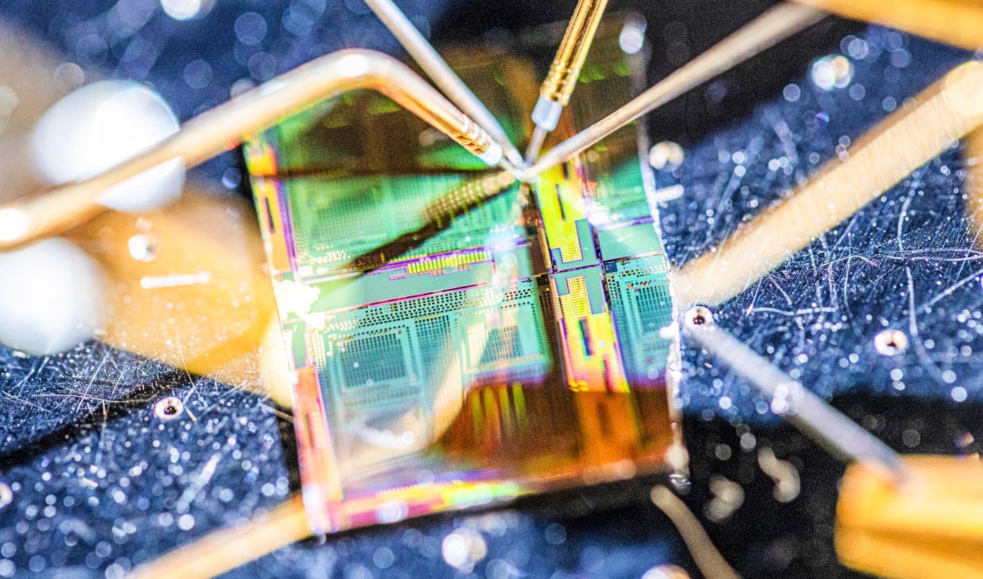 Deze nieuwe chip lost een groot probleem van AI op